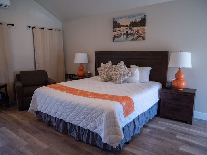 River View Deluxe King Cabin #17 - Kerrville, TX