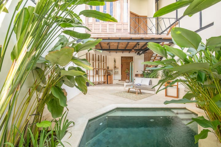 Elegant 1-br Villa With Pool, 800m To Echo Beach - Australia