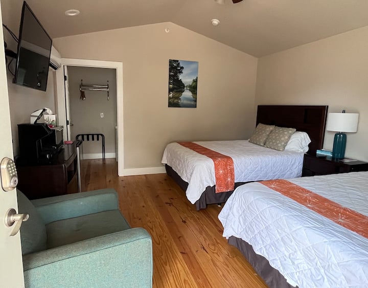 Kerrville Roadside Standalone Double Queen Cabin - Kerrville, TX