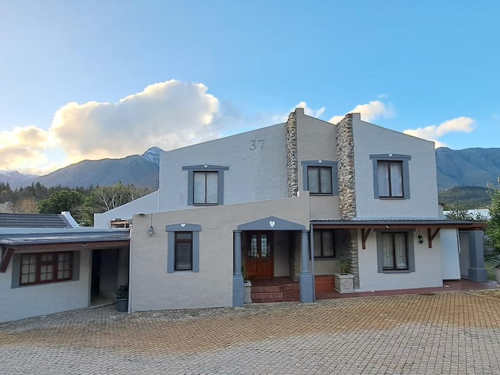 Deluxe 4-sleeper Queen Room - Swellendam
