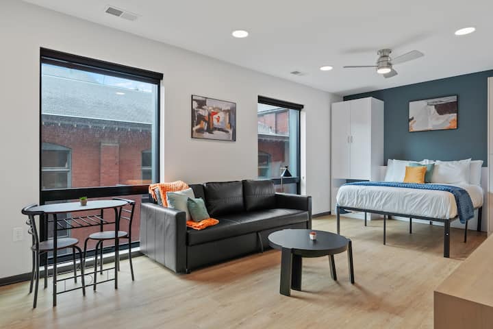 Cozysuites Mass W/ Parking, Lounge & Roof Deck #18 - Indianapolis, IN