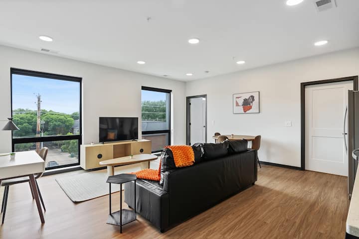 Cozysuites Mass With Parking, Lounge And Roof Deck - Indianapolis, IN