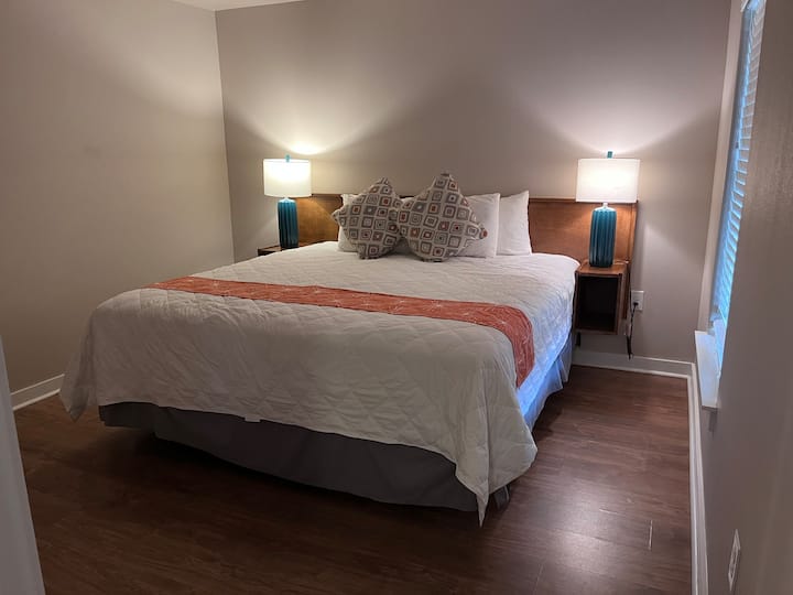 Kerrville King Suite Cabin W/carport Near Downtown - Kerrville, TX
