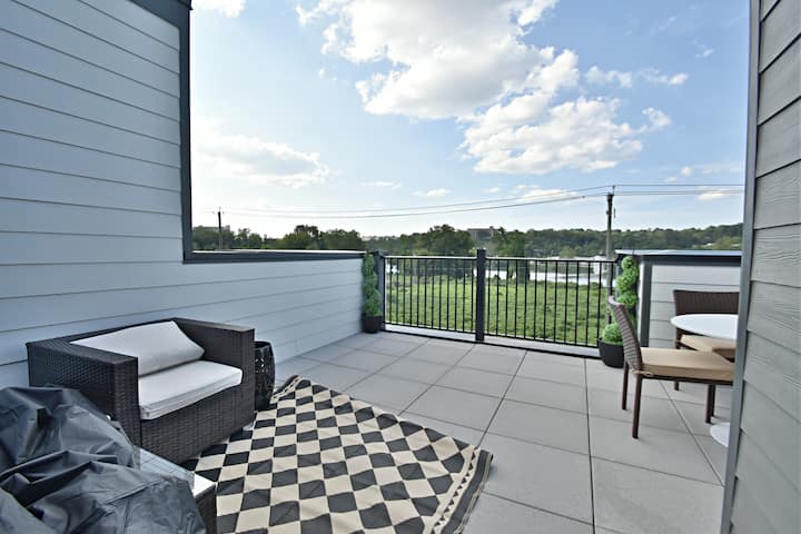 Waterfront Retreat: Sokno W/balcony & River View - Knoxville, TN