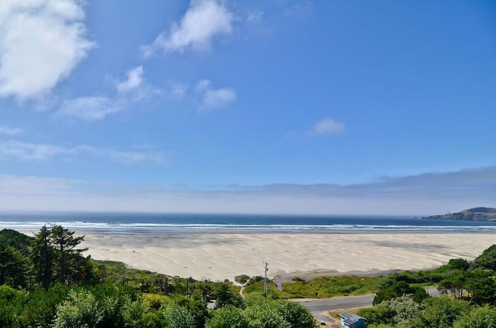 Breathtaking Ocean View Stay | Free Parking - Newport, OR