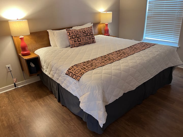 Deluxe King Suite 5 W/carport - Kerrville, TX