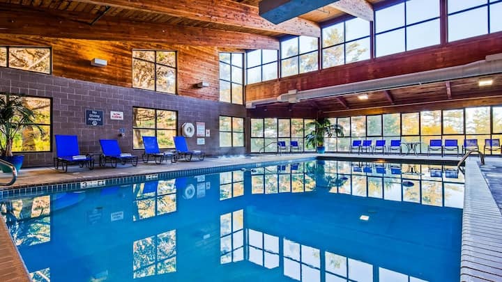 Near Oregon Coast Aquarium | Pet-friendly Room - Newport, OR