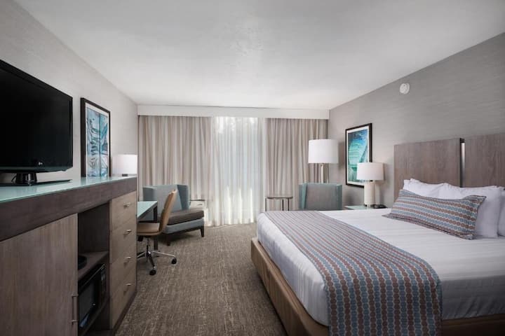 Panoramic Views Retreat | Indoor Swimming Pool - Newport, OR