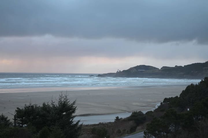 Ideal Couple Beach Stay | Oceanfront Unit - Newport, OR