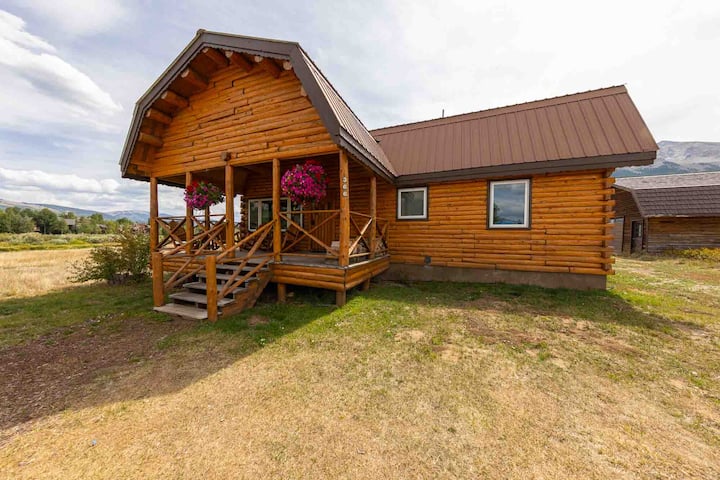 Riverfront Cabin With Impressive Views - クレスティド・ビュート, CO