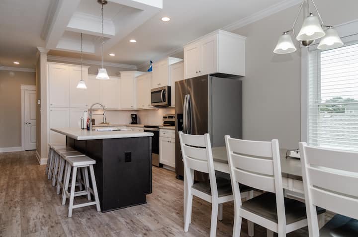 Thalassa: Beautiful Pet Friendly Seaside Retreat! - Carolina Beach, NC