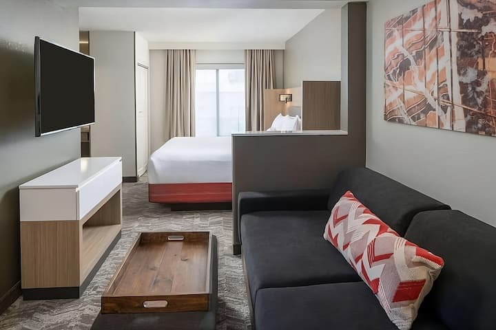 Prime Unit In Nashville! Breakfast! Kitchenette! - Nashville, TN