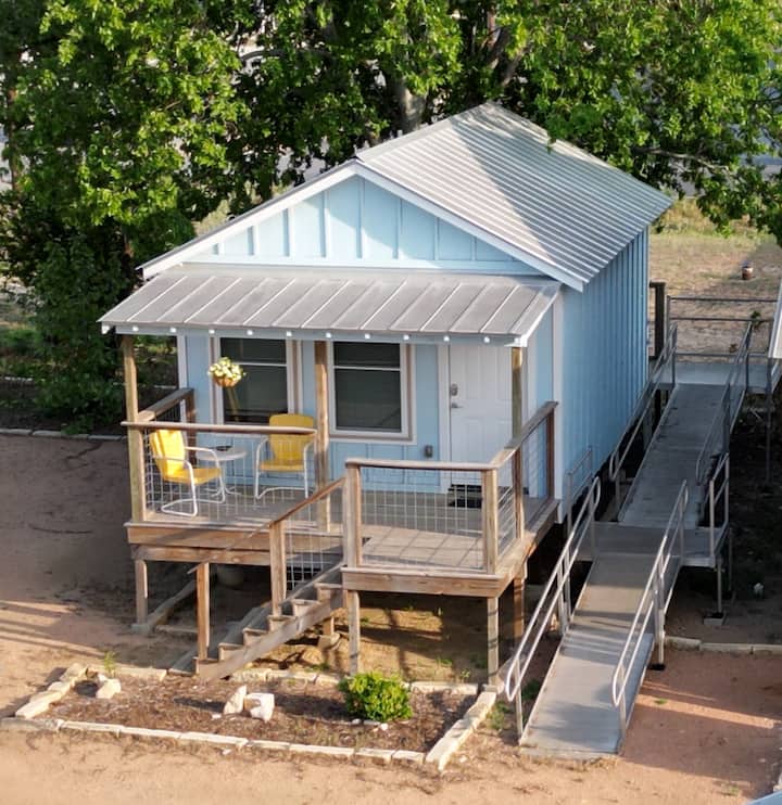 Kerrville Accessible Queen Cabin Near Downtown - Kerrville, TX
