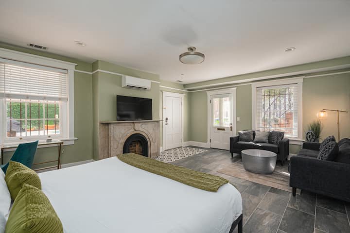 Hamilton Suite 1 - Ground Floor, Courtyard - Savannah, GA