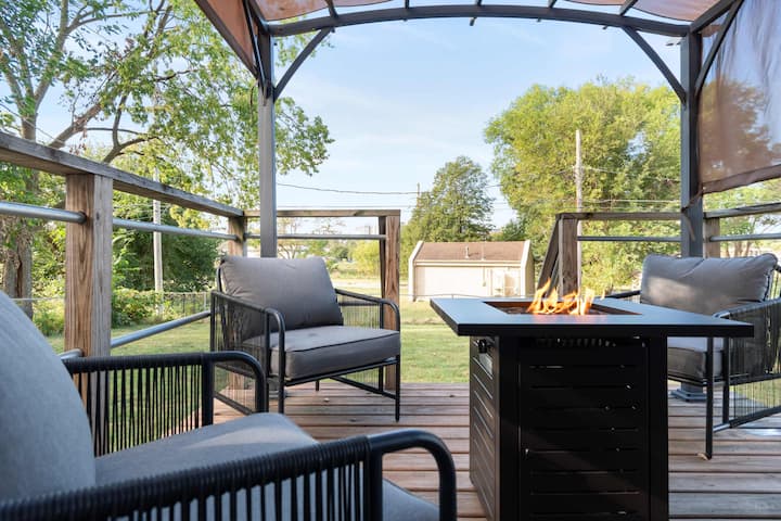 Enchanting 3br Cottage, Close To Downtown! - Omaha, NE