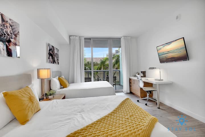 Stylish Studio | Pool Amenities | Steps To Beach - Hallandale Beach, FL