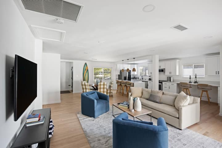New Listing! Modern Retreat 4 Bed W/ Spa! - Los Angeles, CA