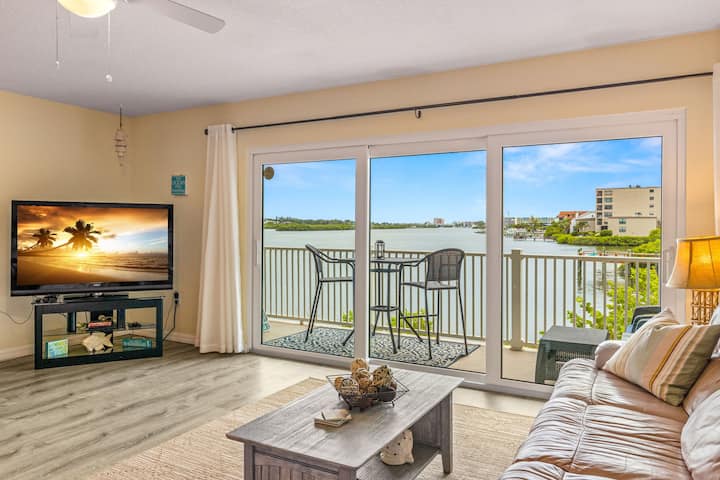 Water Views~walk To Beach~pool~ Family Friendly - Indian Shores, FL