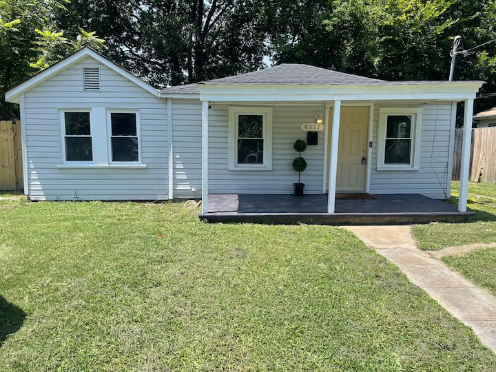 Bungalow By The Airport - Norfolk, VA