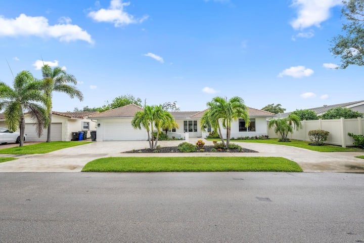 Sail Away Beach Cottage - Fort Lauderdale