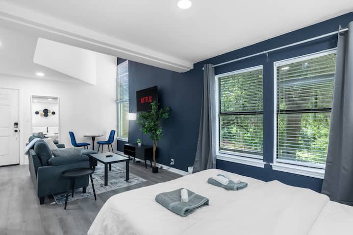 5 Min To Love Field | Gated+guard | 2br | Parking - Dallas, TX