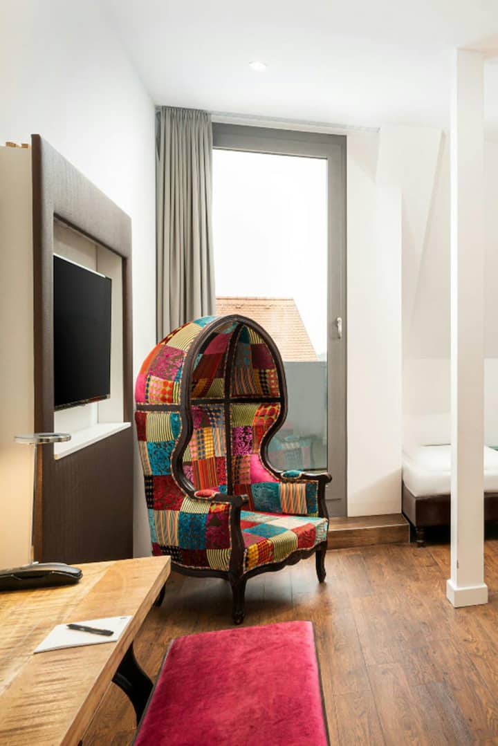 Cosy Social Areas With Booths & Velvet Cushions - Leipzig