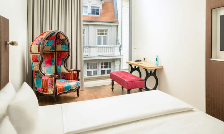 Cosy Social Areas With Booths & Velvet Cushions - Leipzig