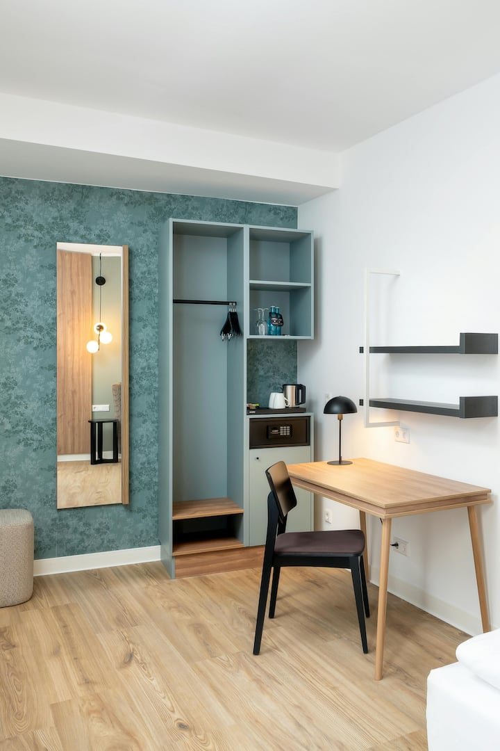 Central Spot Near The Main Train Station - Regensburg