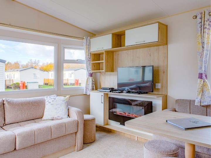 Pinewoods Park Compact Sleeps 6 – Dog Friendly - Holkham