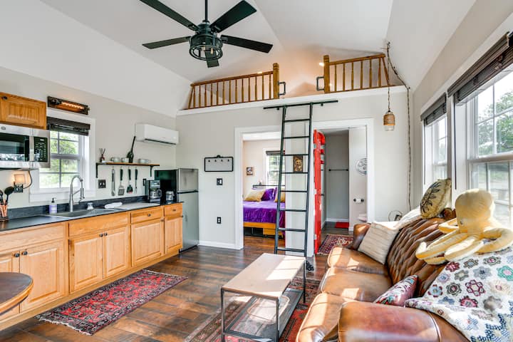 Whimsical Cabin W/ Grill < 4 Mi To Lake Brownwood! - Lake Brownwood, TX