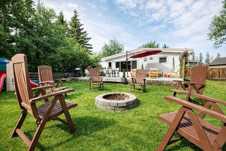 1 Block To Beach - Family Cabin, Big Yard, Sleeps8 - Sylvan Lake, AB