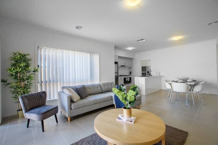 Cozy 5br House Discover Aviation History - Point Cook
