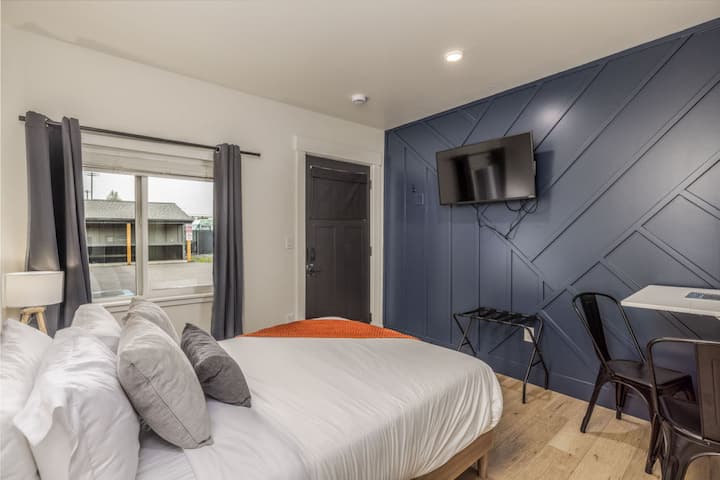The Flats- Studio #6- Modern Downtown - Lake Coeur d'Alene, ID