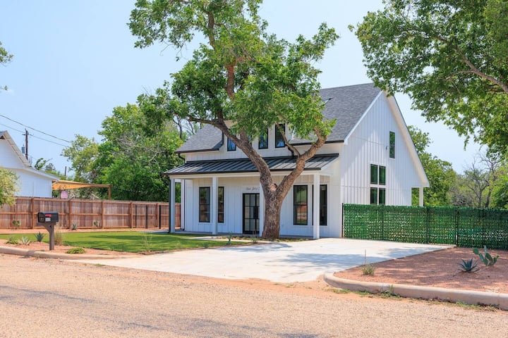 Neuhaus With Pool And Spa - Fredericksburg, TX