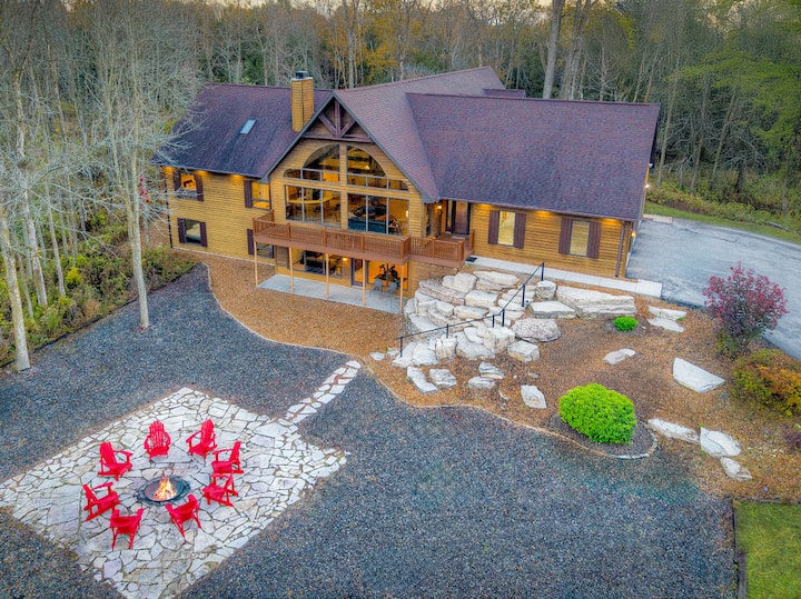 Hidden Hills Estate | Indoor Pool · Sauna · Luxe - Two Rivers, WI