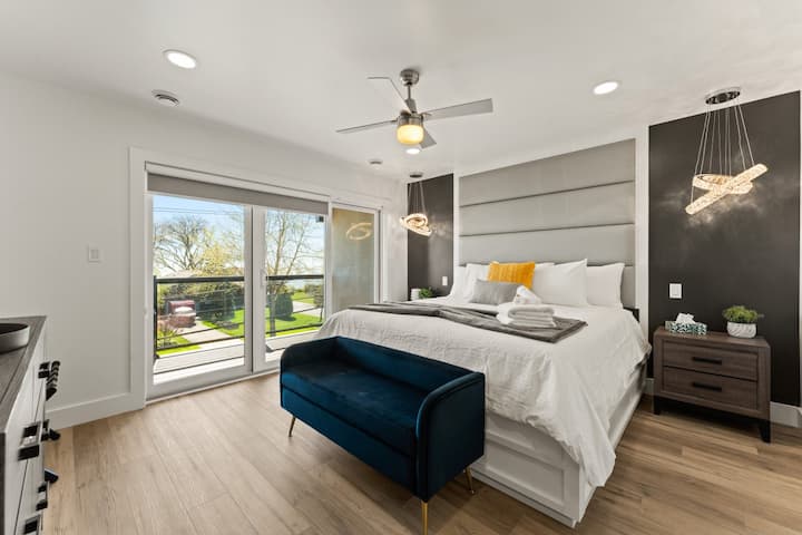 6 Bdrm, 4.5 Bth Luxury Side X Side Lakeview Condos - Leamington