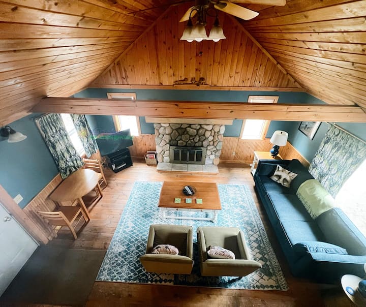 Cottage In Glen Arbor With Crystal River Frontage. - Glen Arbor, MI