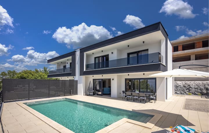 Gorgeous Home In Kostrena - Rijeka