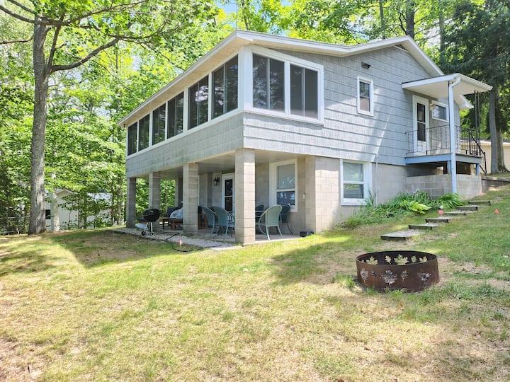 Waterfront Cottage On Long Lake. Rowboat. A/c. - Interlochen, MI
