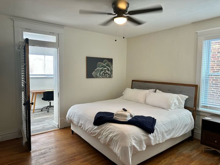 South Hampton Apartment With Balcony - Clayton, MO