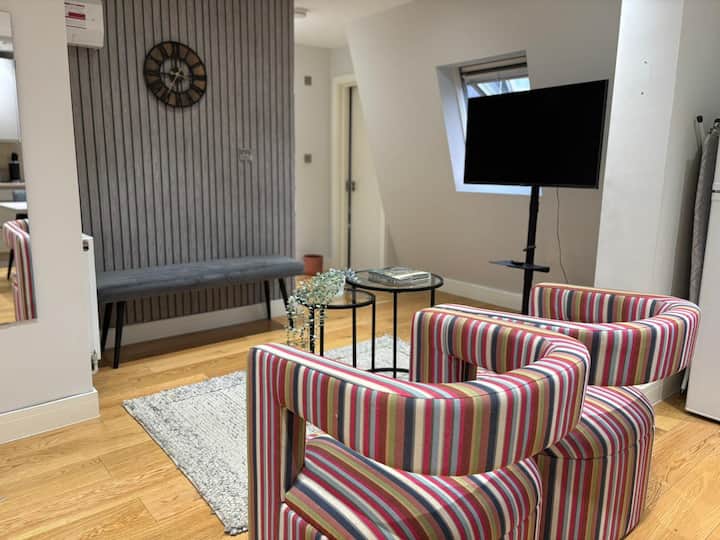 Urban 2br Apartment W/ Full Kitchen - London