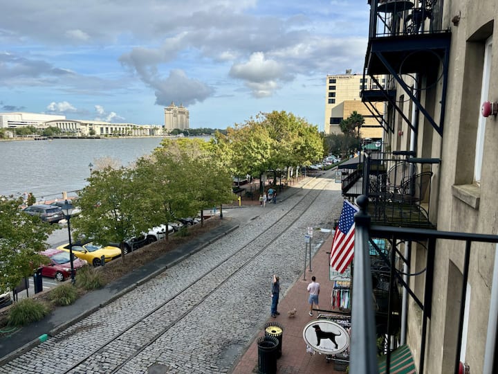 Lowden - River Street Views, 2 Balconies, Parking - Savannah, GA