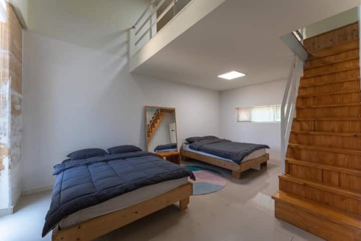 모던한 분위기의 복층 객실, 소뇨(35평,복층,개별바베큐장) - Gyeongju-si