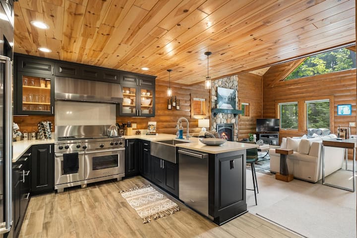 Luxurious Mountain Cabin - Your Escape To Comfort! - Boyne City, MI