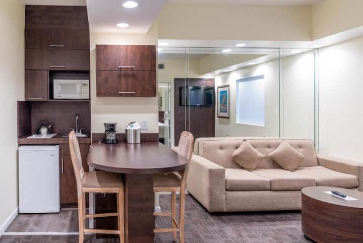 Oceanfront Haven In Miami | Gym. Pool. Beach. - Miami Beach, FL
