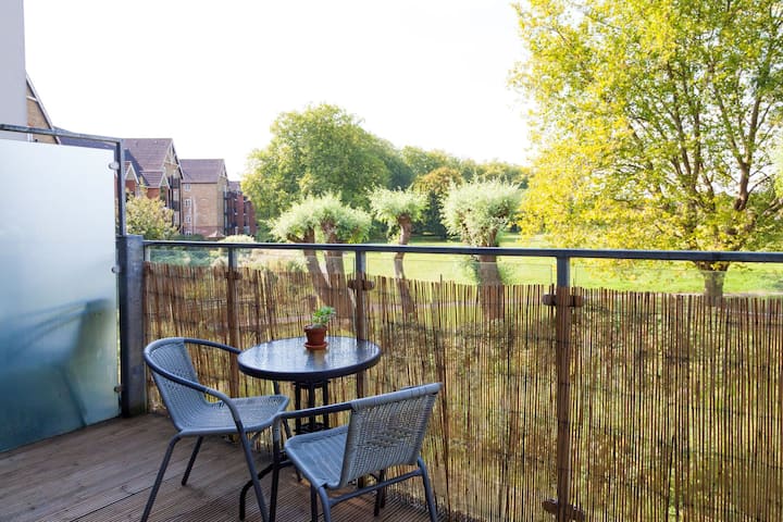 Beautiful Apartment | Large Balcony | Free Parking - High Wycombe