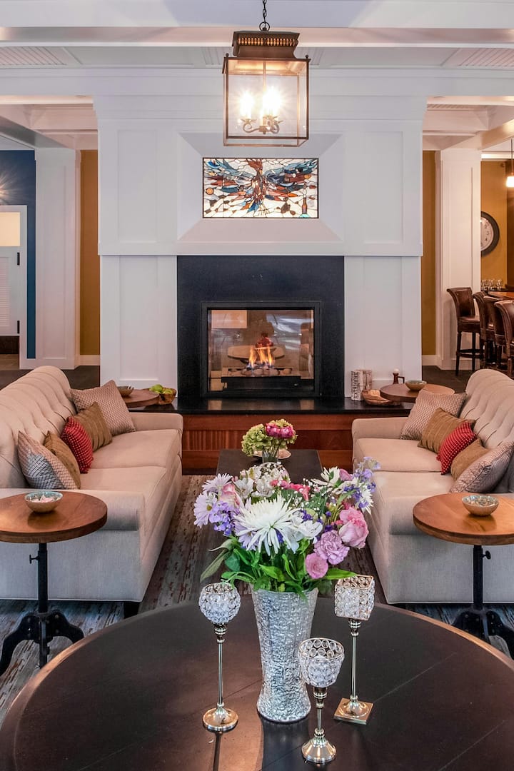 King Suite W/ Semi-private Deck - Portland, ME
