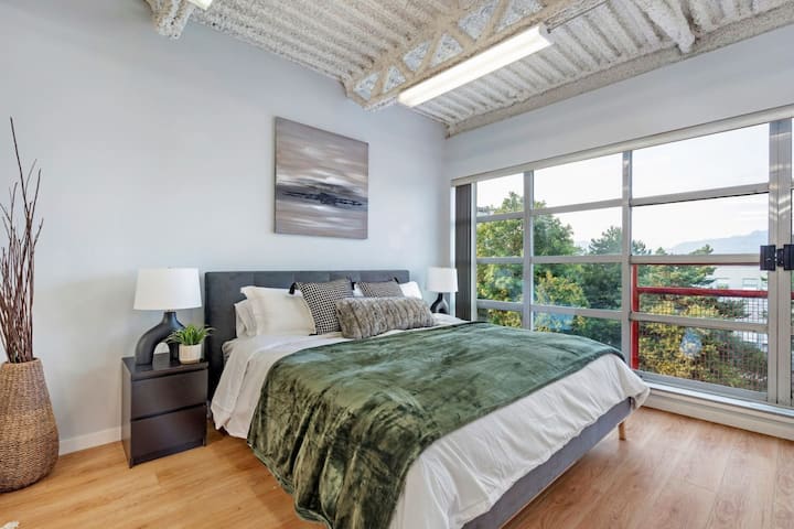 Stylish & Cozy Industrial Studio In Main St. - British Columbia