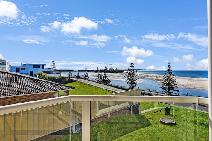Stunning Renovated Apartment Opposite The Beach - The Entrance