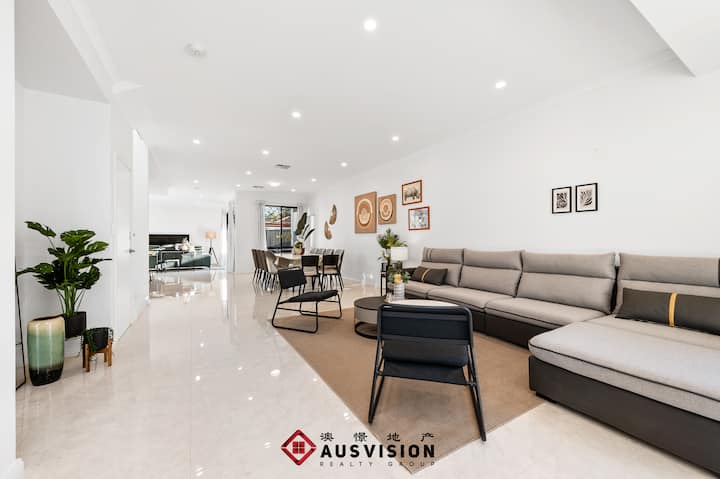 Perth Splendor: Unique 5 Br, 5 Bath Dream House - Perth